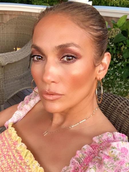 Com 51 anos, Jennifer Lopez diz que nunca fez botox e diz 'Não sou essa ... Com 51 anos, Jennifer Lopez diz que nunca fez botox e diz 'Não sou essa ...